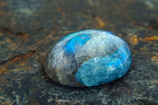 √ Labradorite : vertus, signification et propriétés de la pierre • Naturaso